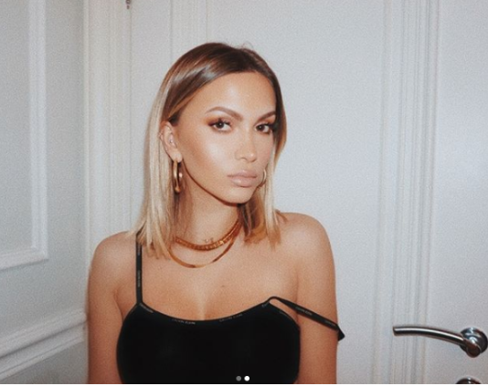 Lori Hoxha Bëhet Nostalgjike Ndan Foto Kur Ishte Adoleshente Lipjaninews