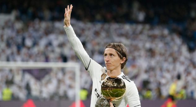 Luka Modrici e prezanton Topin e Artë në Bernabeu - LipjaniNews