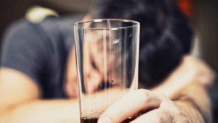 Dëmet që alkooli ia shkakton mëlçisë: Dallimi shqetësues mes organit ...